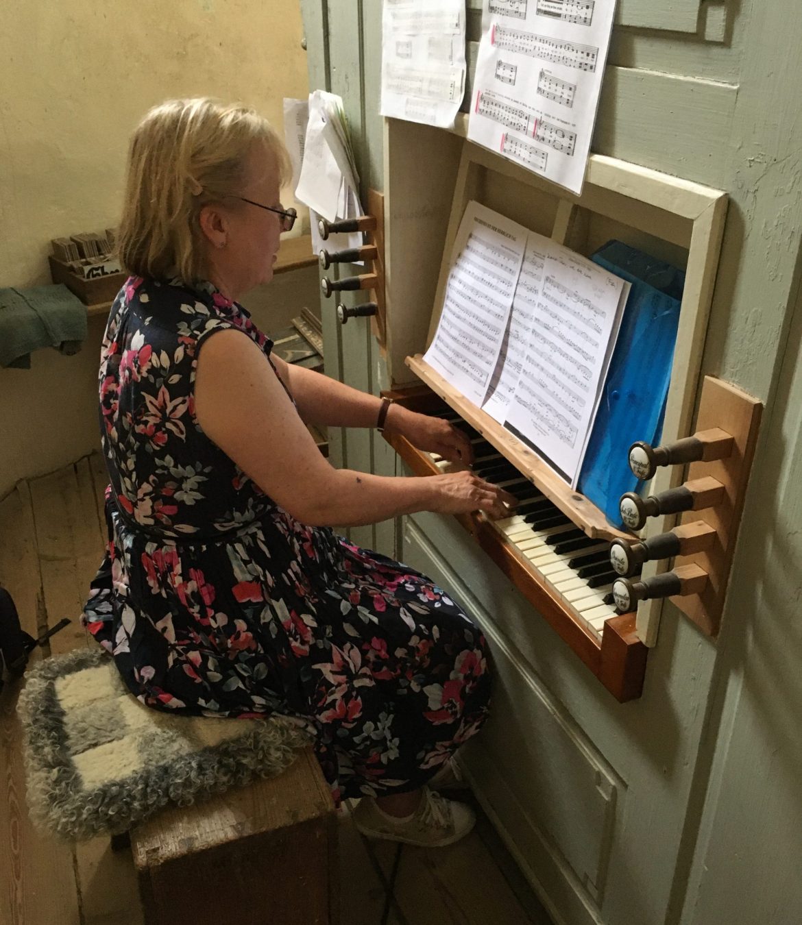 Playing the pipe organs of Transylvania – The Lady Organist