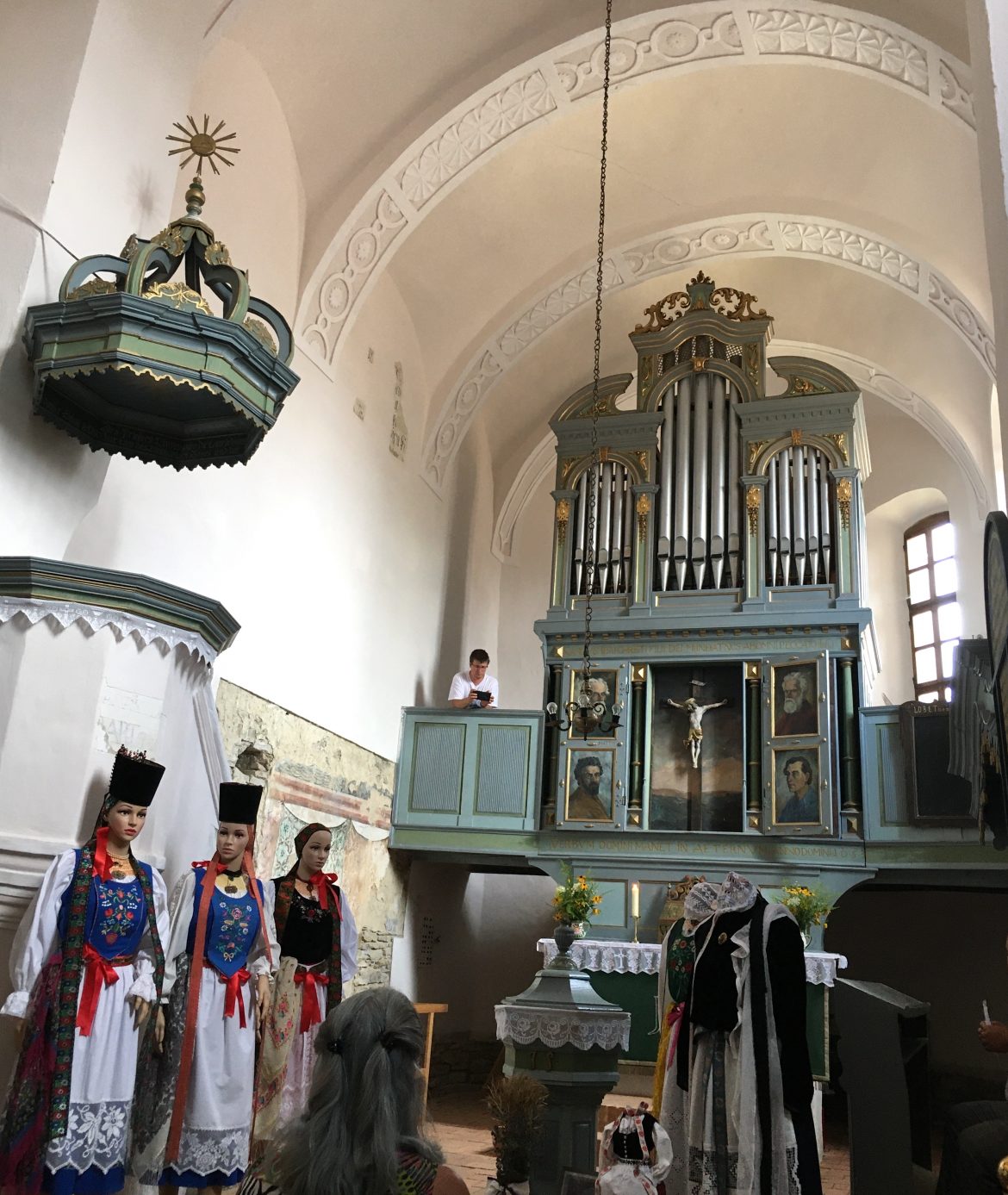 Playing the pipe organs of Transylvania – The Lady Organist