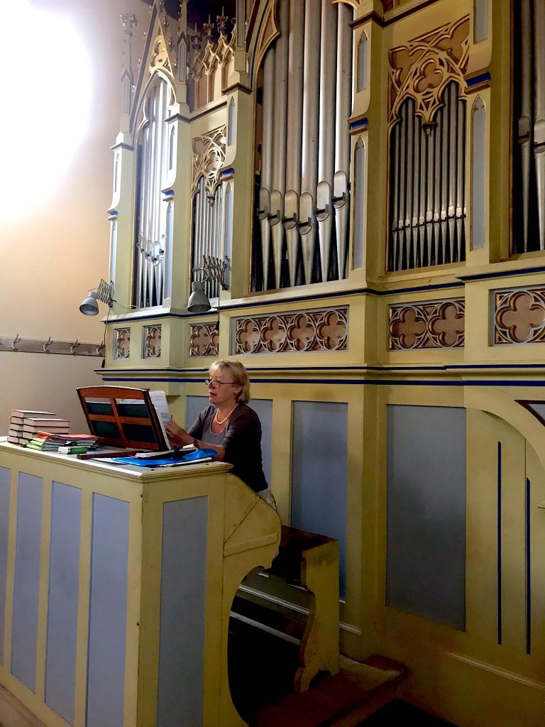 Playing the pipe organs of Transylvania – The Lady Organist